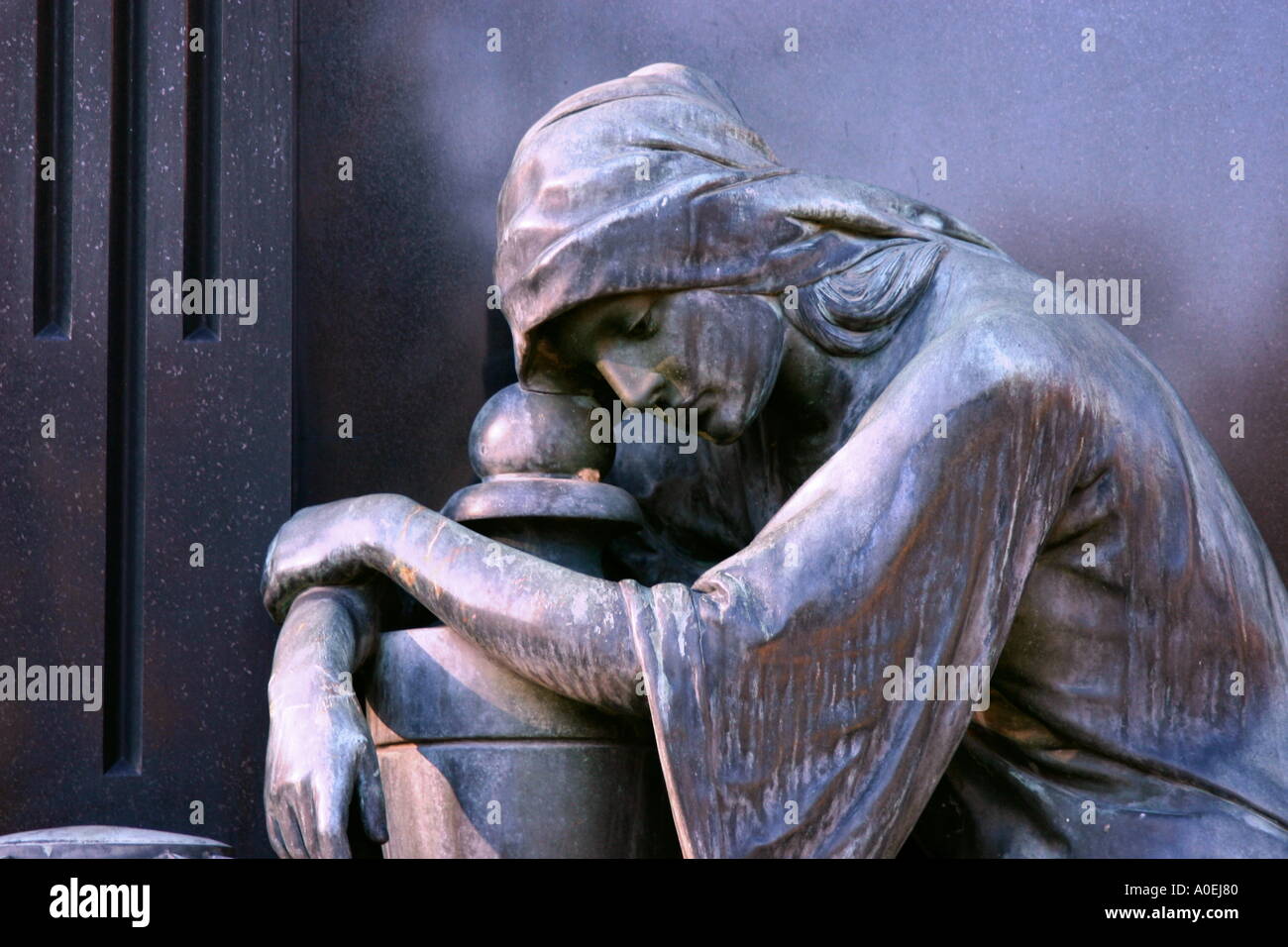 mourning angel with urn Stock Photo - Alamy