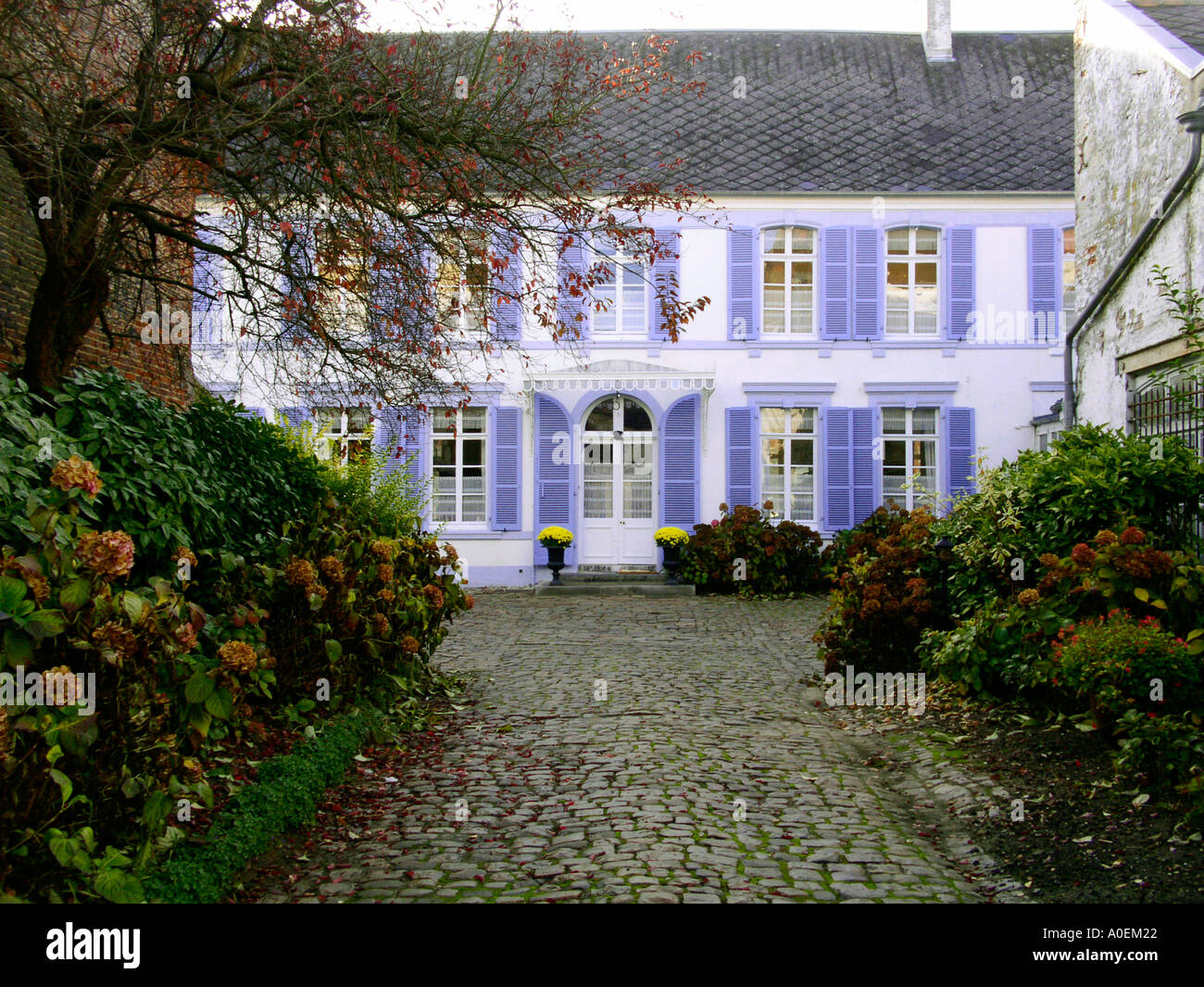 French villa blue shutters hi-res stock photography and images - Alamy
