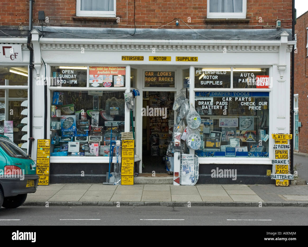 Petersfield high street hi-res stock photography and images - Alamy
