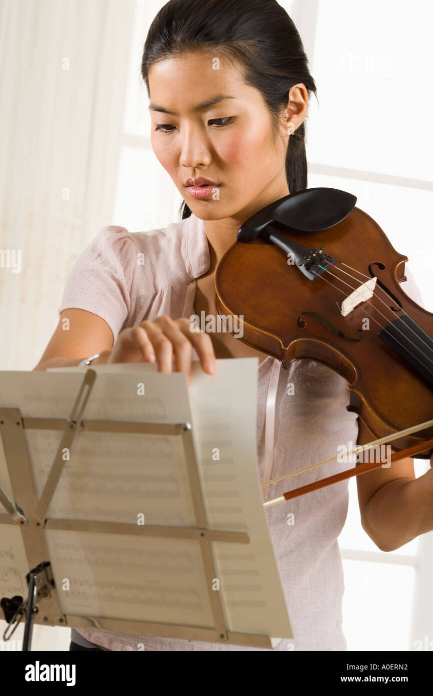Female asian violinist playing violin hi-res stock photography and ...