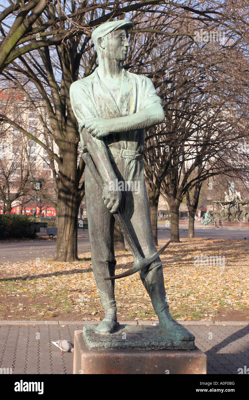 Statue worker berlin statues hi-res stock photography and images - Alamy