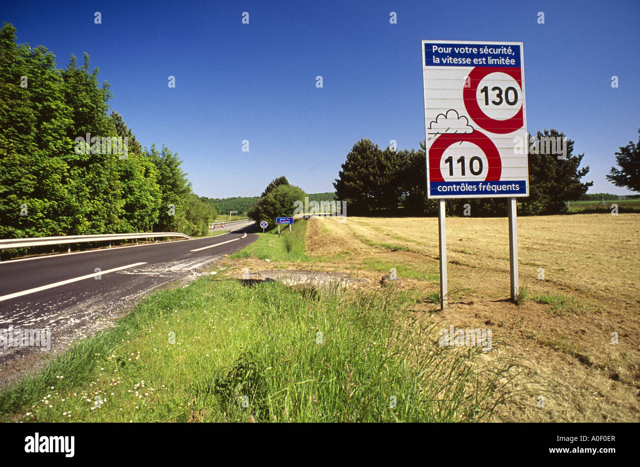 French speed limit on the A26 E15 motorway for wet and dry conditions ...
