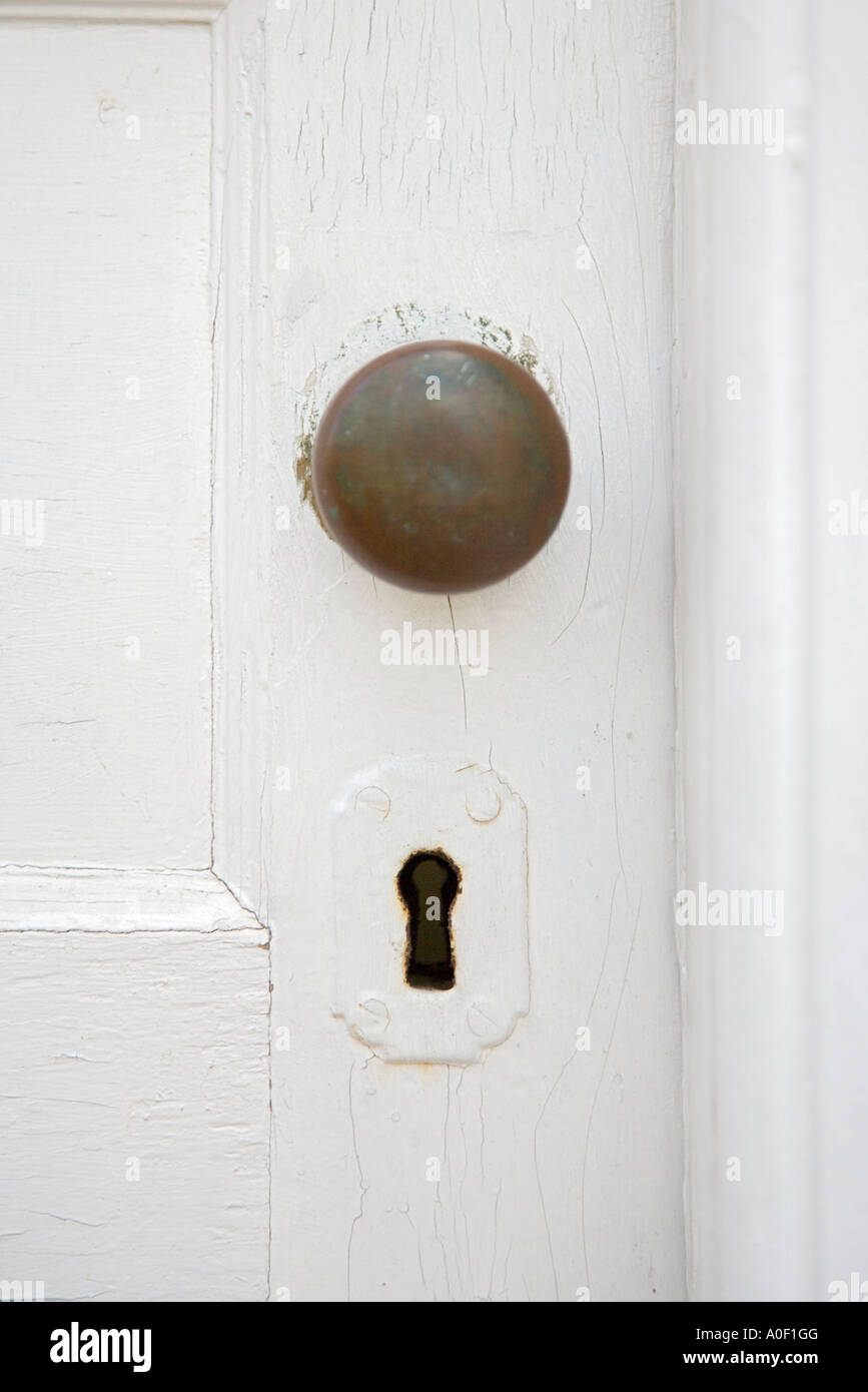Doorknob and keyhole on a wooden door Stock Photo - Alamy
