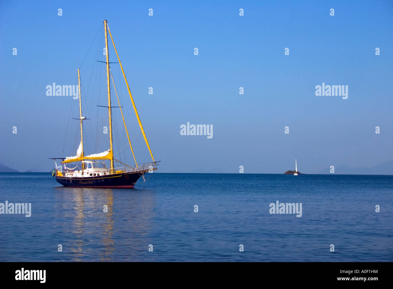 Veleiro azul hi-res stock photography and images - Alamy