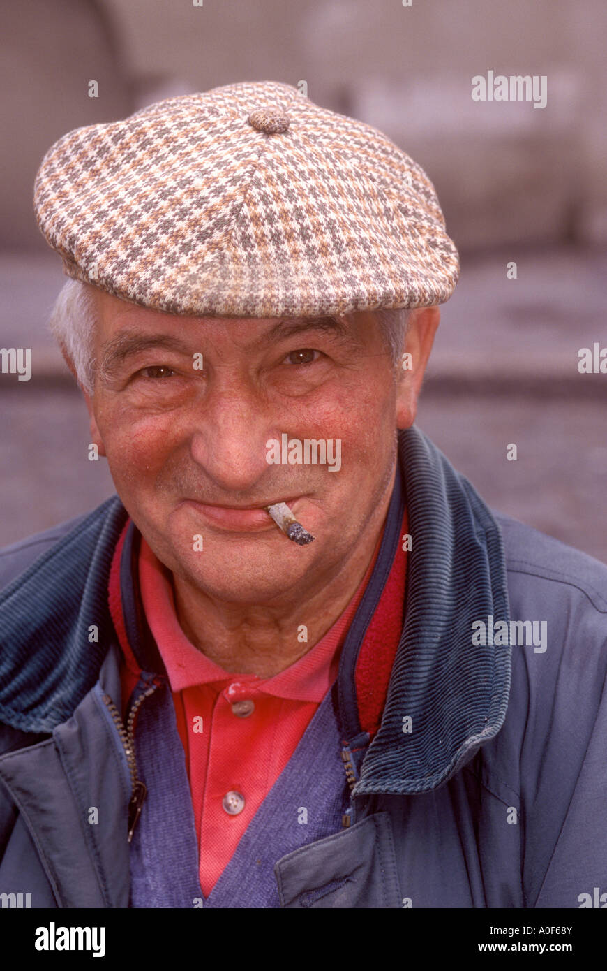 French man smoking beret hi-res stock photography and images - Alamy