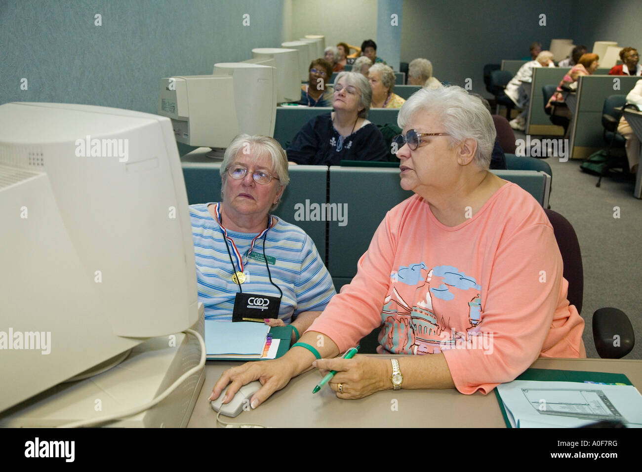 Elderly computer class hi-res stock photography and images - Alamy