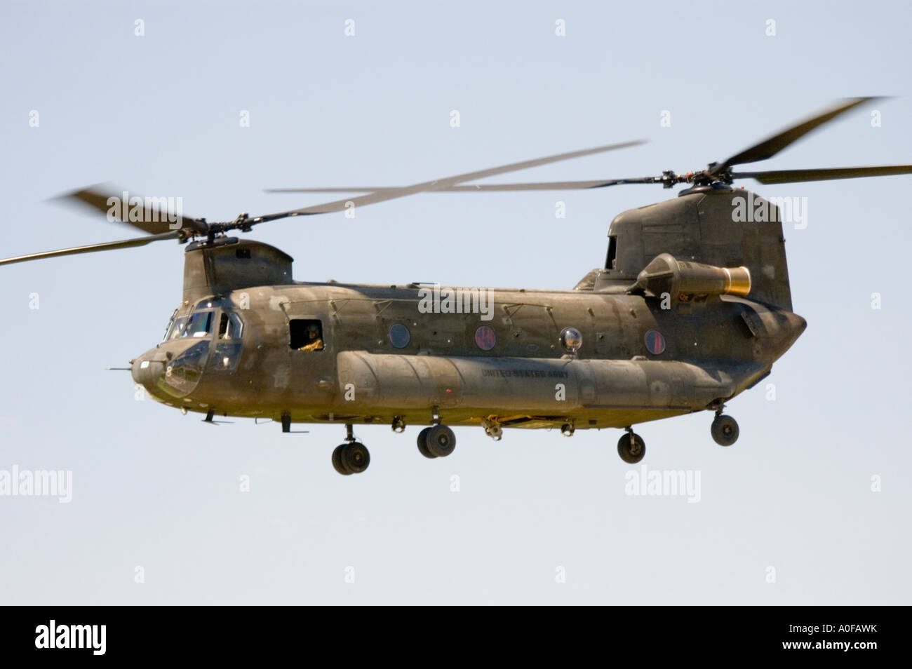 Boeing Chinook HC MK 2 helicopter in a low pass flyover Stock Photo - Alamy