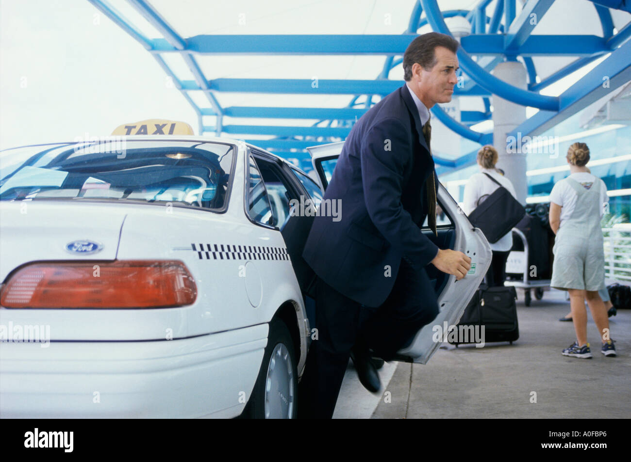 People getting out of a taxi hi-res stock photography and images - Alamy