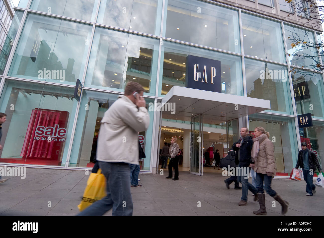 Shoppers walk in oxford street hi-res stock photography and images - Alamy