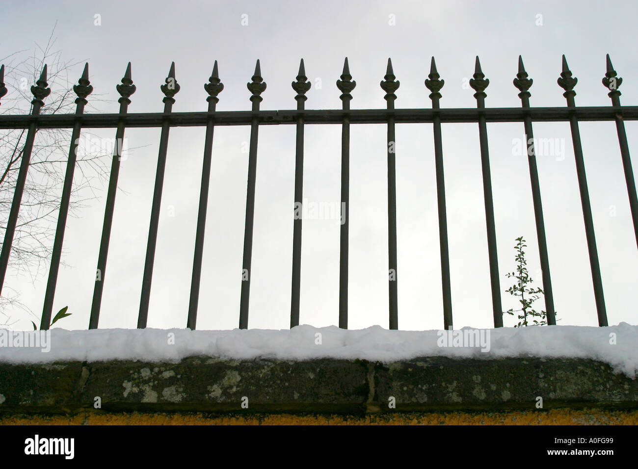 Boundary wall railings hi-res stock photography and images - Alamy