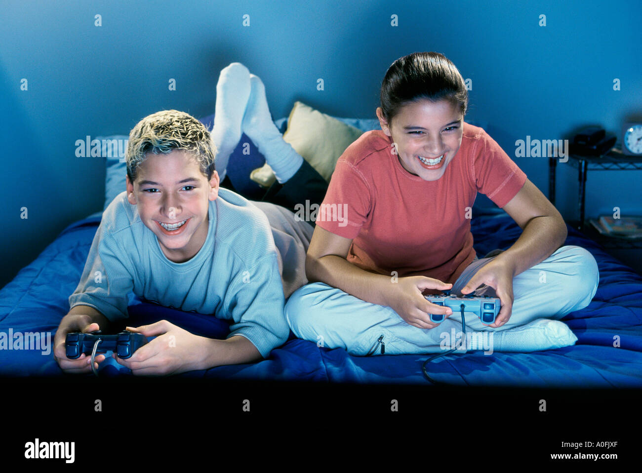 Teenage boy and a teenage girl playing video games Stock Photo - Alamy