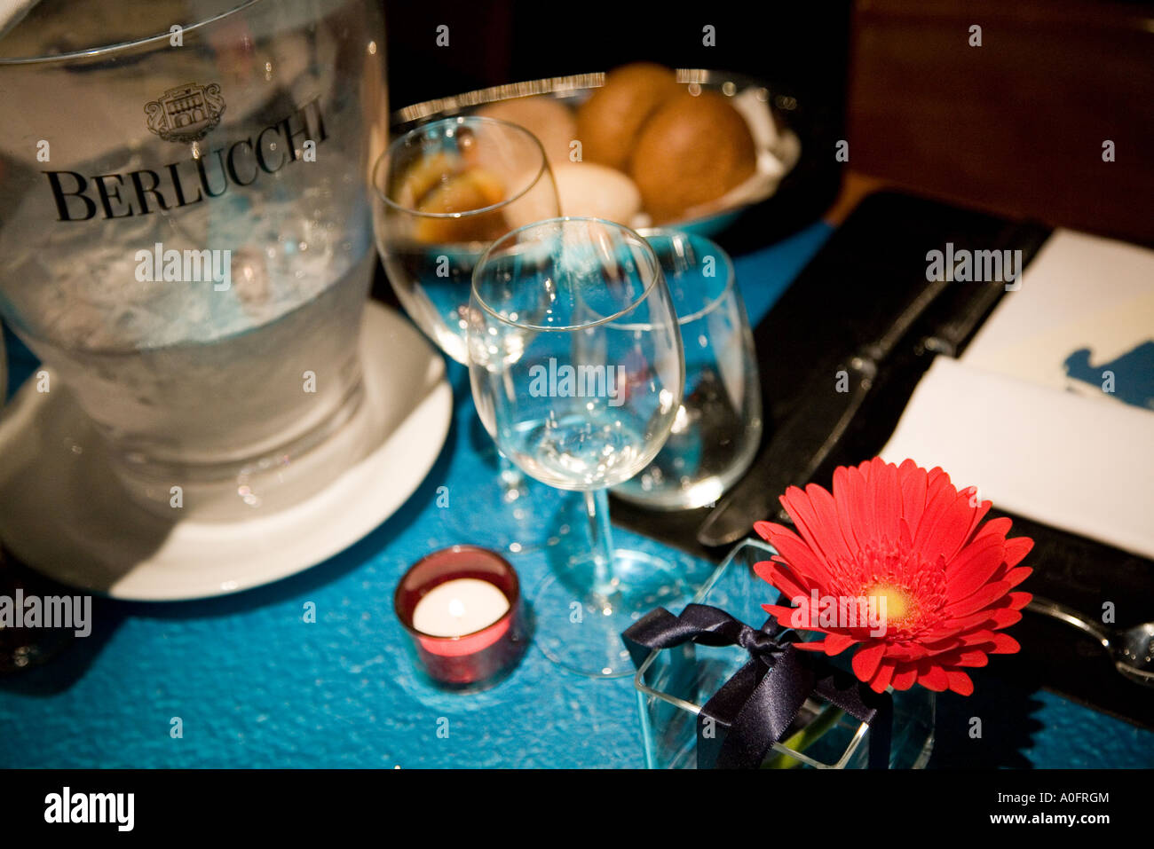 Jazz club tables hi-res stock photography and images - Alamy
