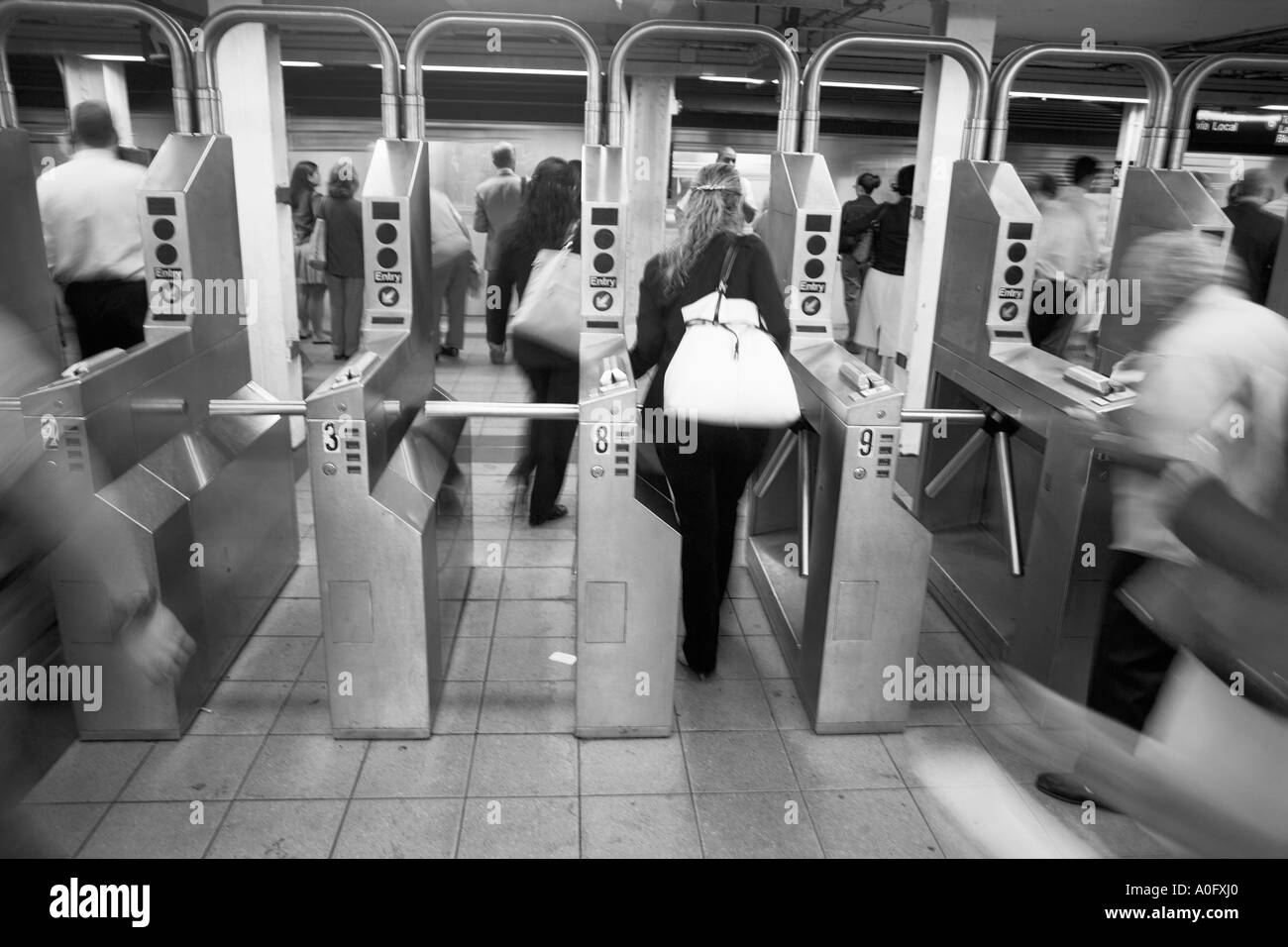 TURNSTILE, SUBWAY, NEW YORK CITY, CROWD, COMMUTERS Stock Photo - Alamy