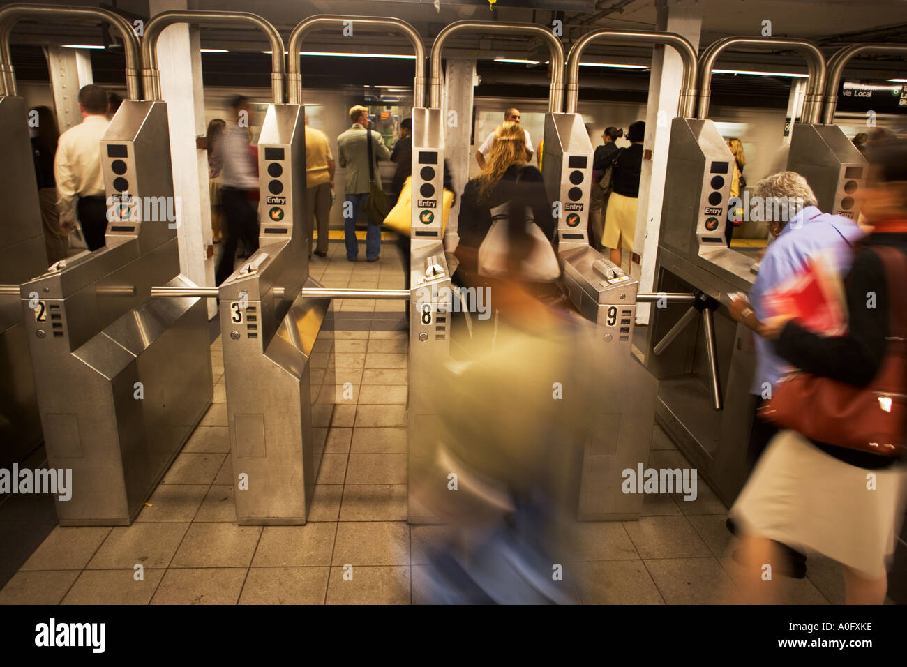 TURNSTILE, SUBWAY, NEW YORK CITY, CROWD, COMMUTERS Stock Photo - Alamy