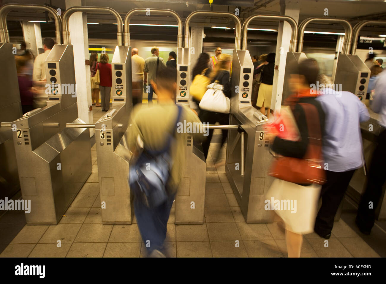TURNSTILE, SUBWAY, NEW YORK CITY, CROWD, COMMUTERS Stock Photo - Alamy