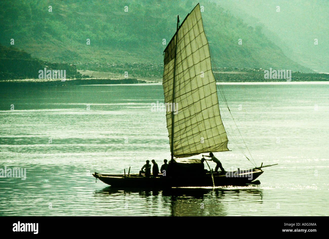Yangtze River, Chongqing, China - Sampan under sail in the Three Gorges ...