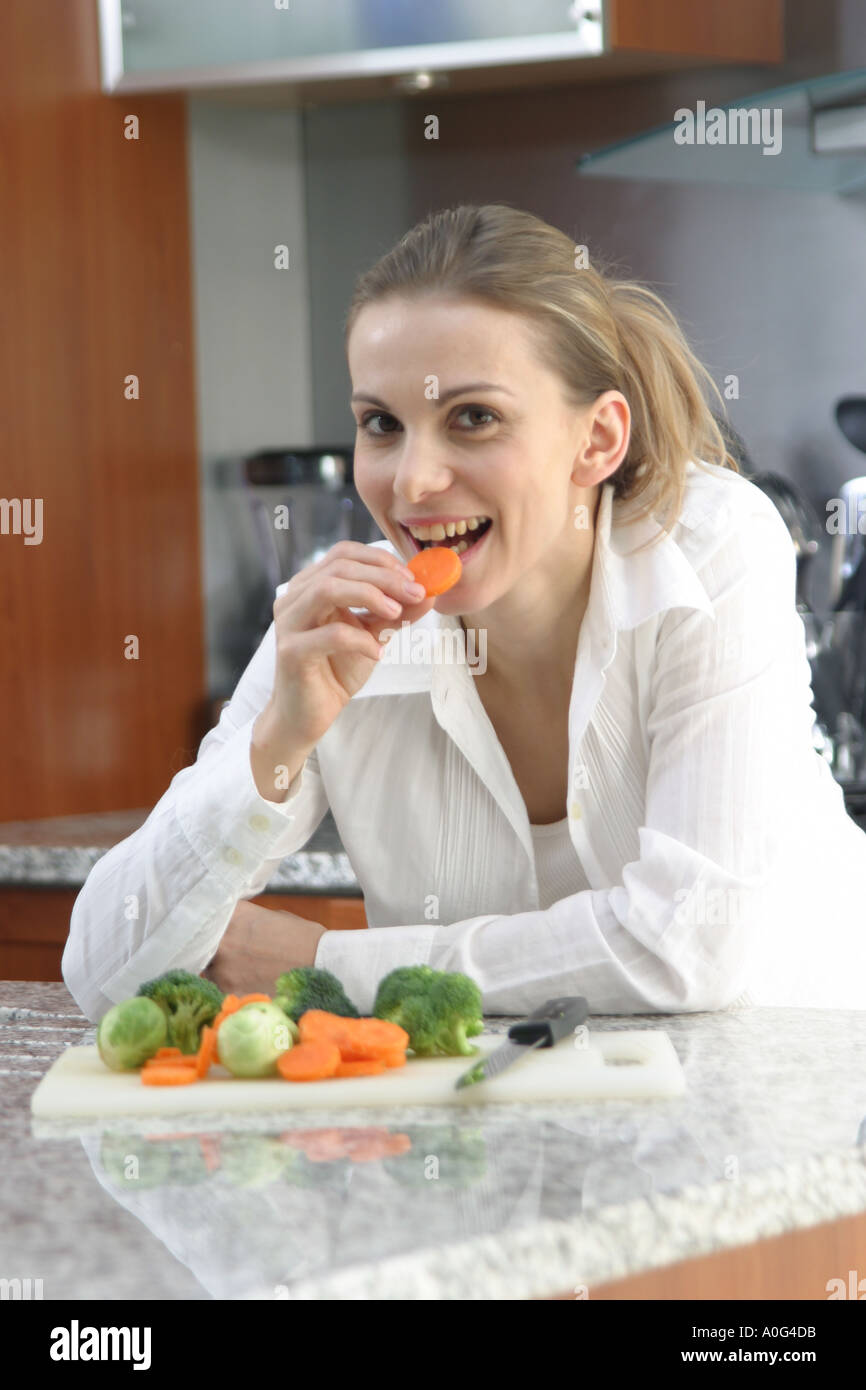 Young woman eating vegetables Stock Photo - Alamy