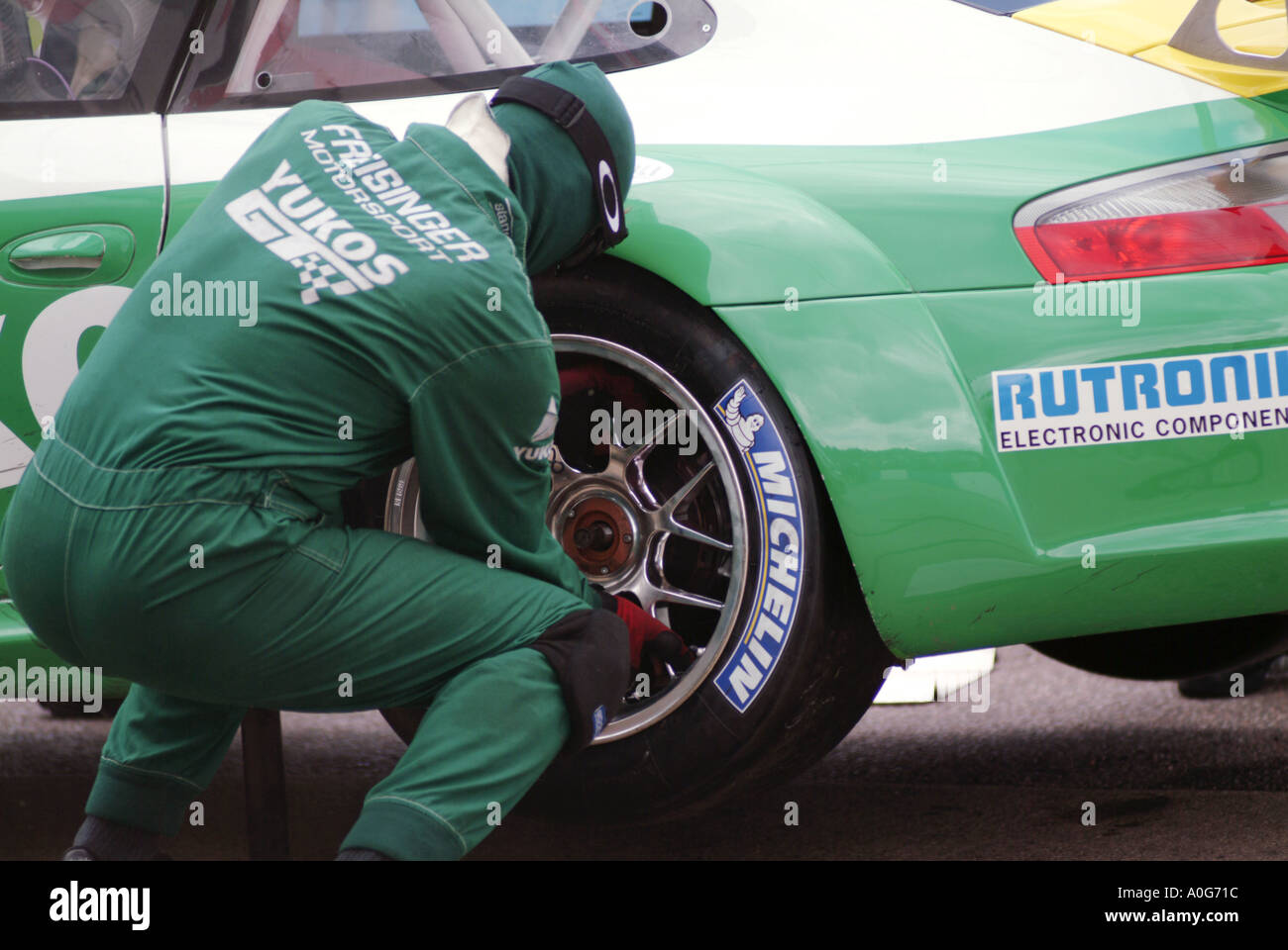 Change wheels cars pistops f1 pit stop changing car tyre hi-res stock ...