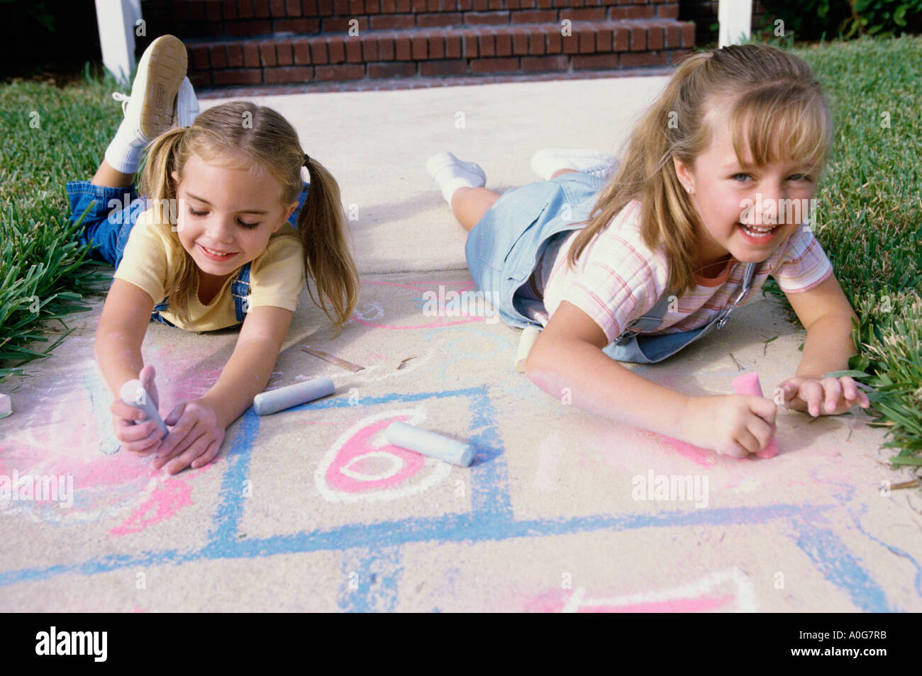 Girl 6 7 drawing chalk hi-res stock photography and images - Alamy