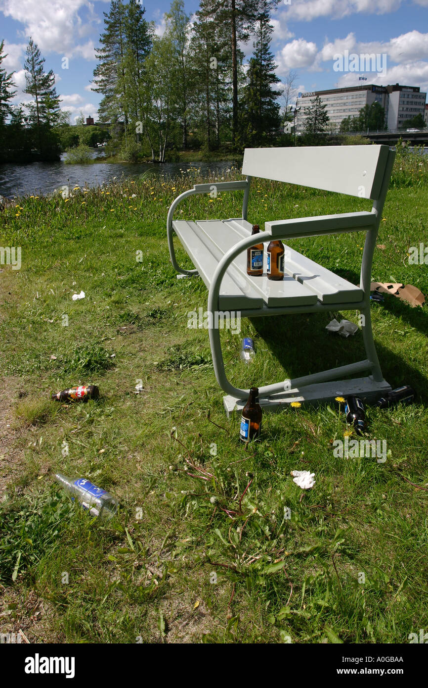 Bench collapse hi-res stock photography and images - Alamy