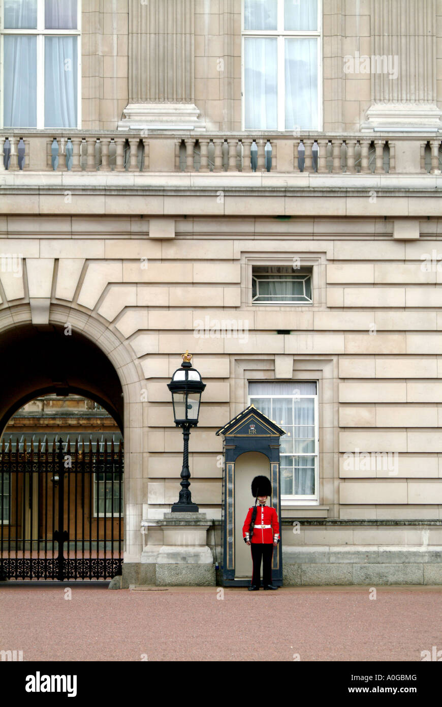 Guard in a sentry box at Buckingham Palace London Stock Photo - Alamy