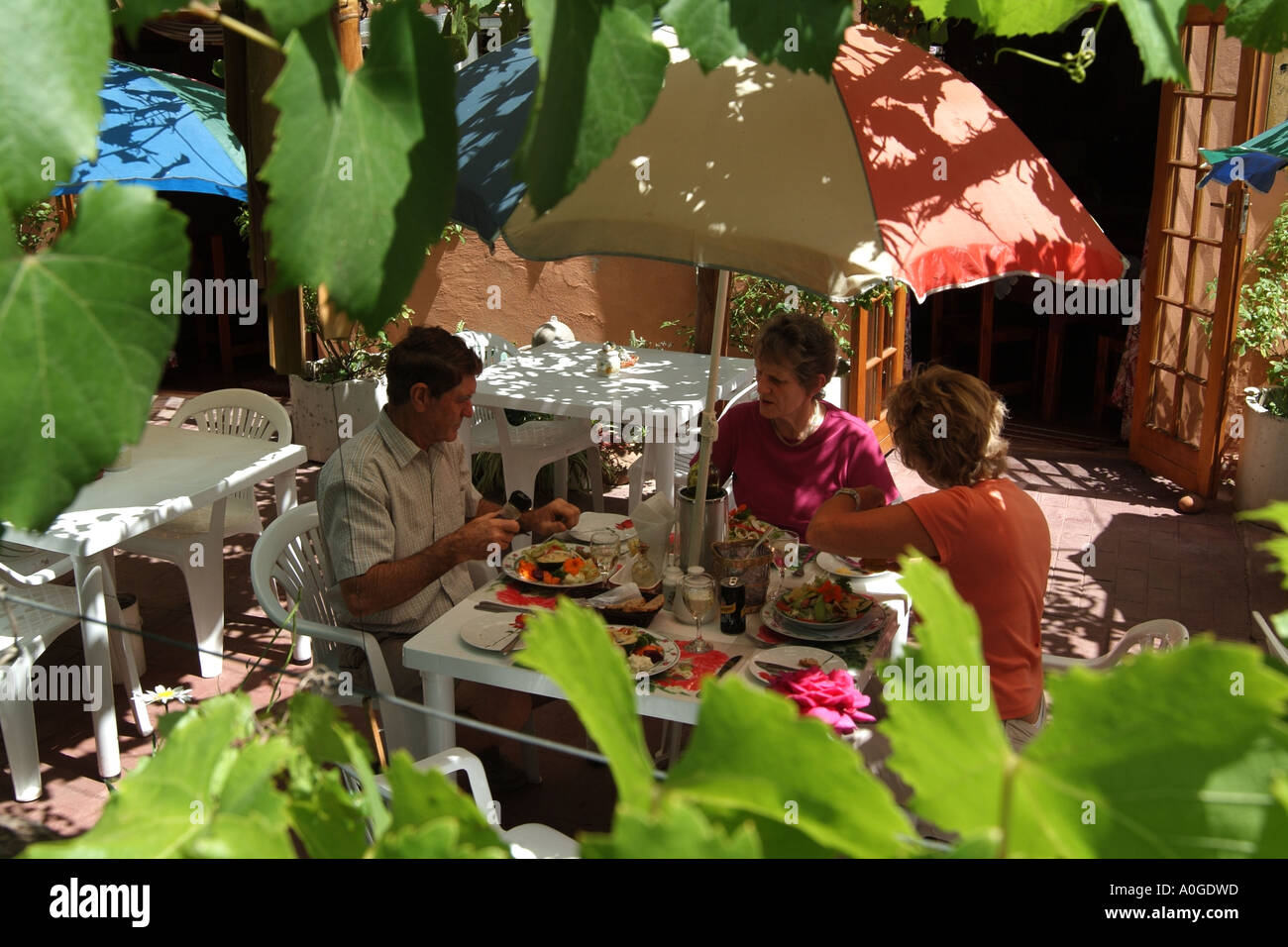 People eating under umbrella hi-res stock photography and images - Alamy