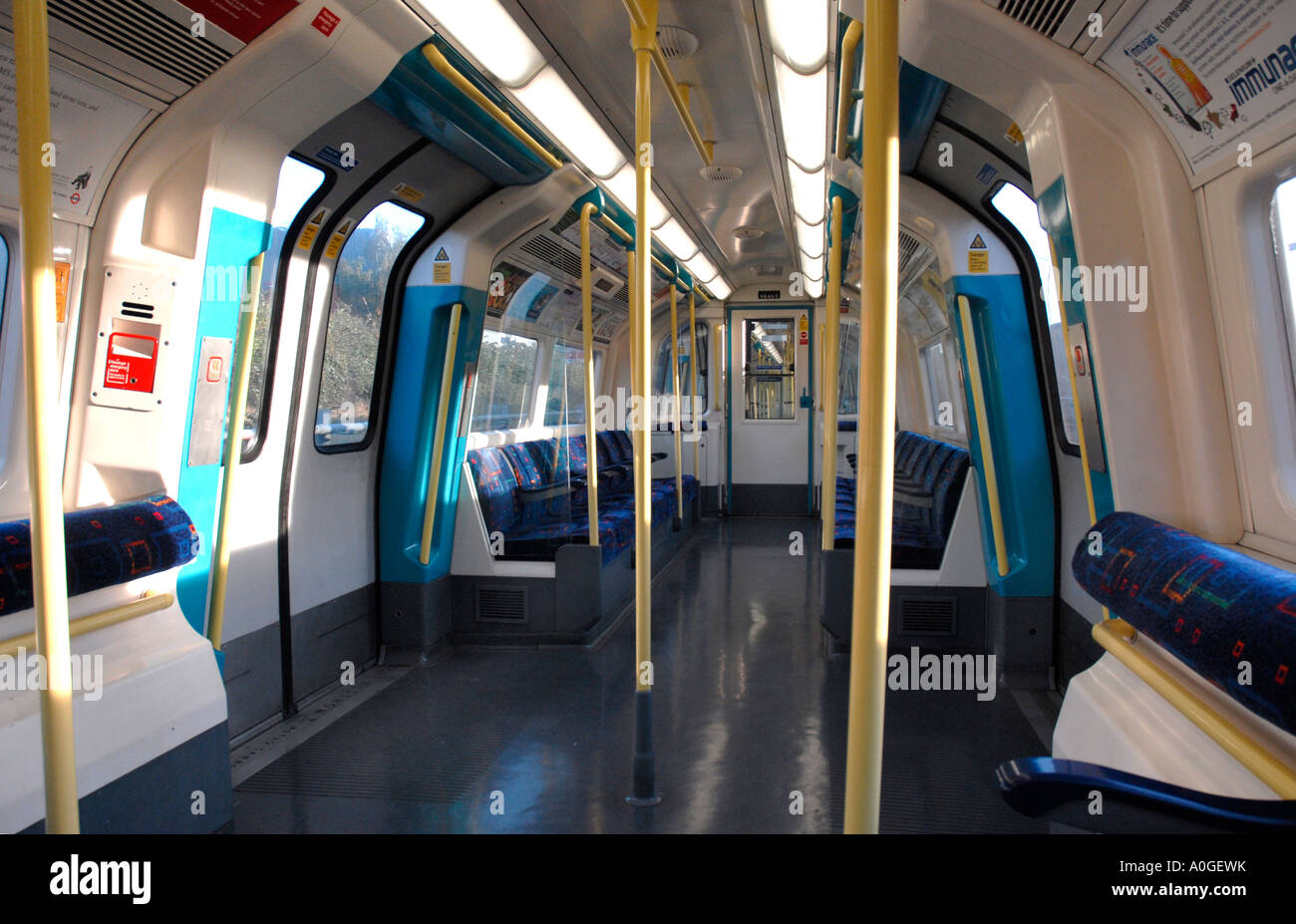 London underground businesswomen hi-res stock photography and images ...