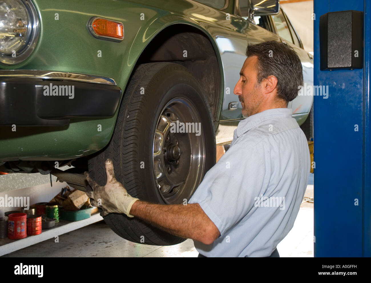 changing a tire Stock Photo - Alamy