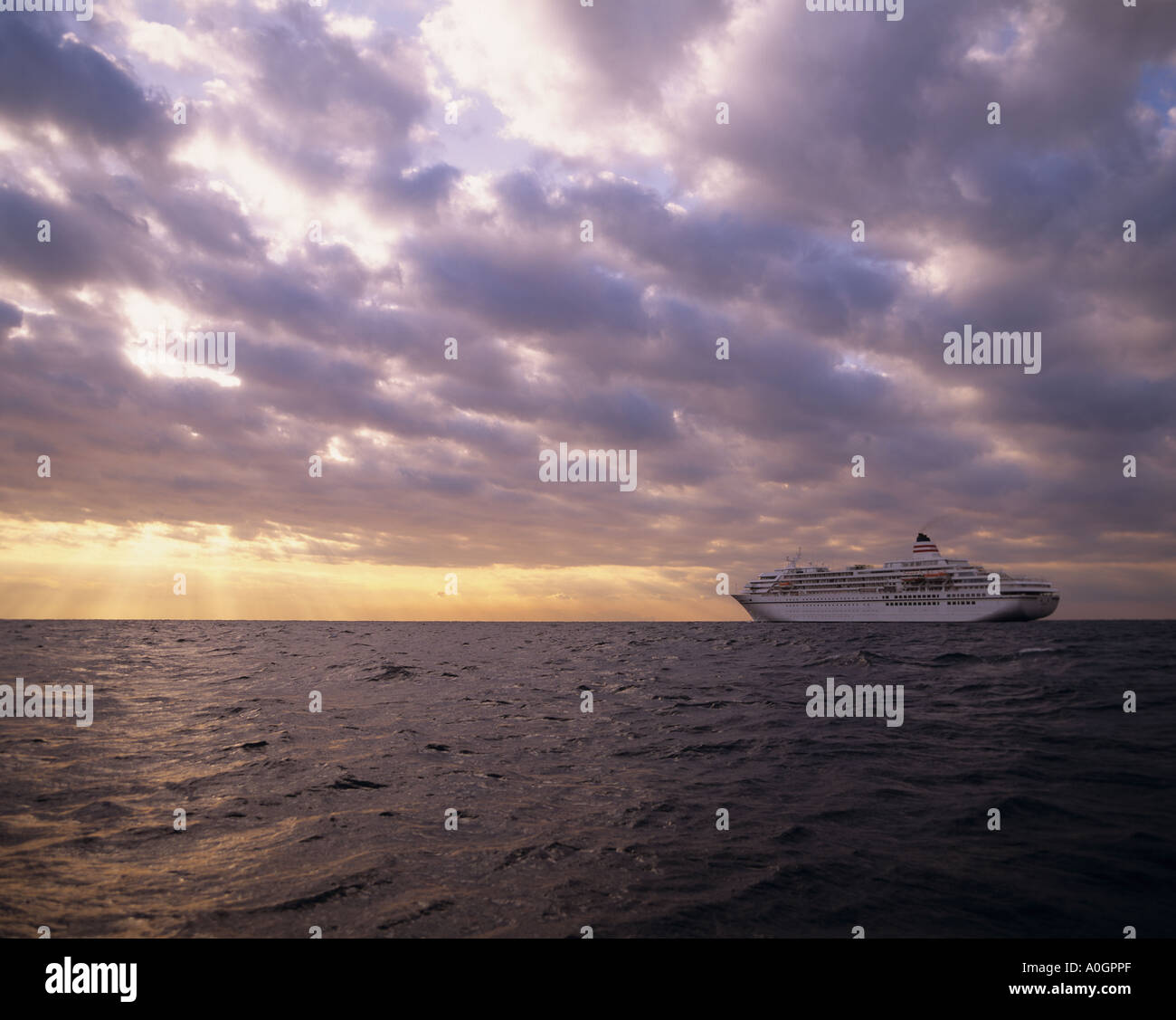 CRUISE SHIP IN THE HORIZON Stock Photo - Alamy