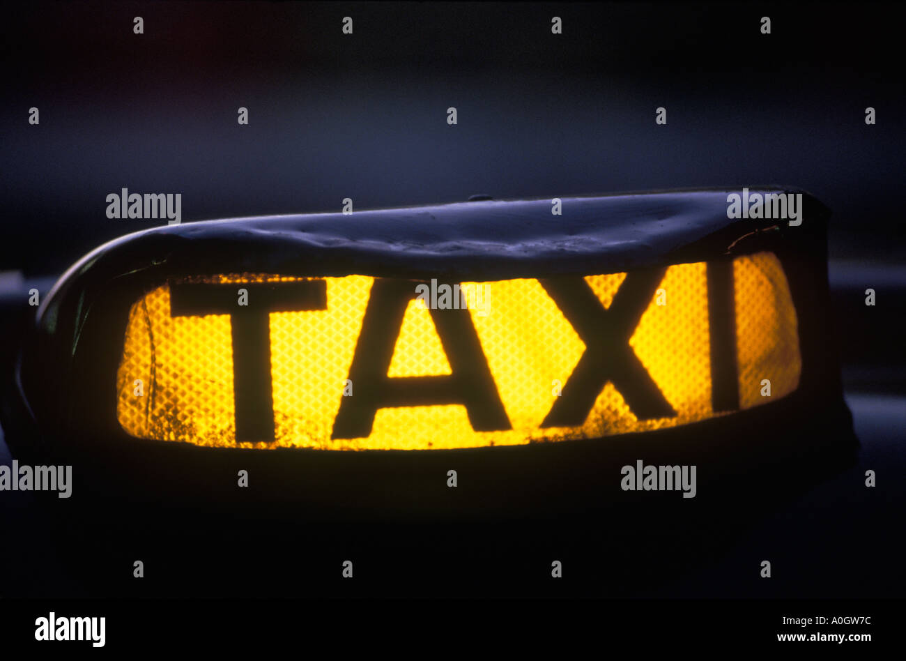 London cab lit up sign hi-res stock photography and images - Alamy