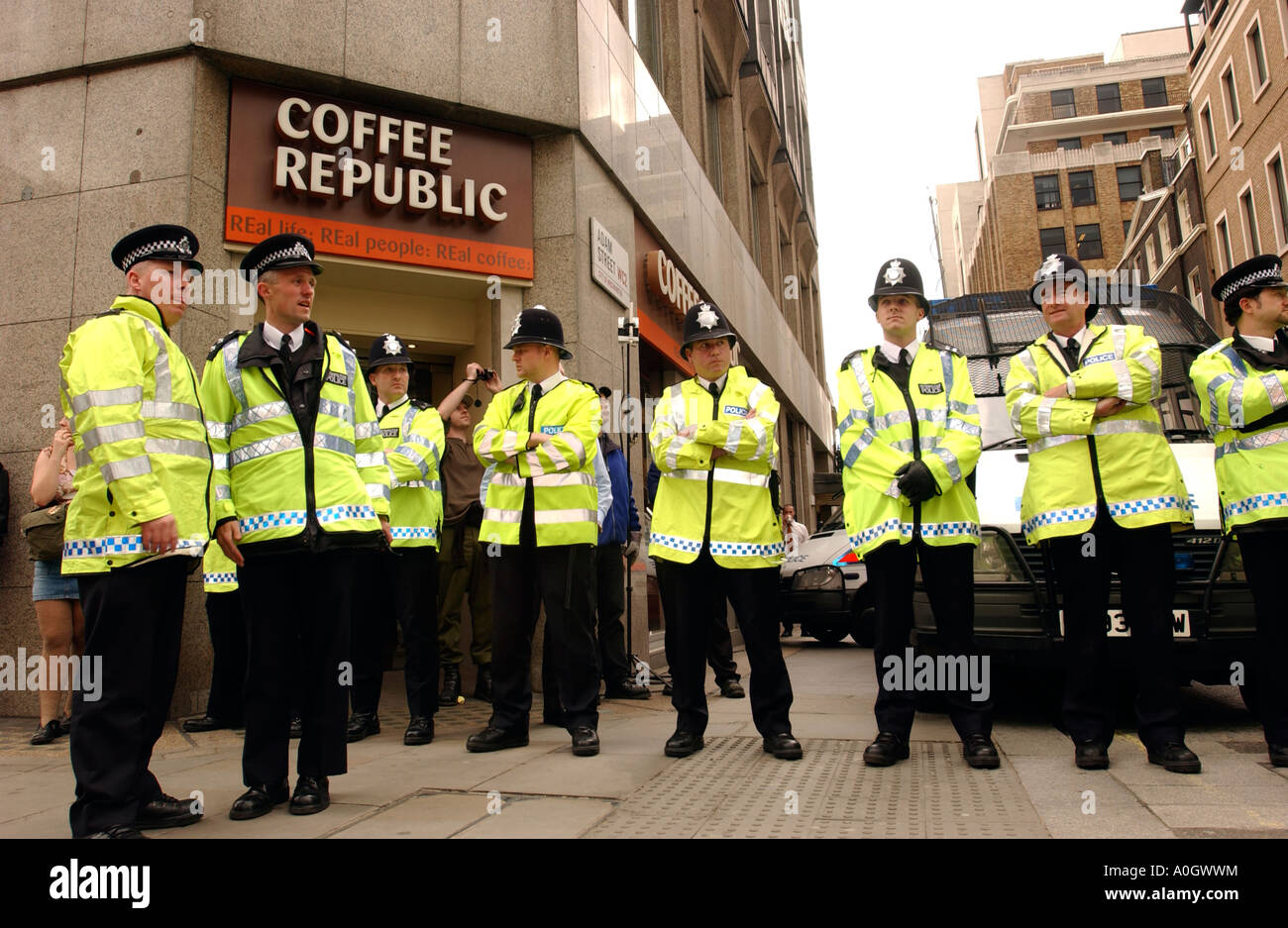 Police standing outside coffee shop Stock Photo - Alamy