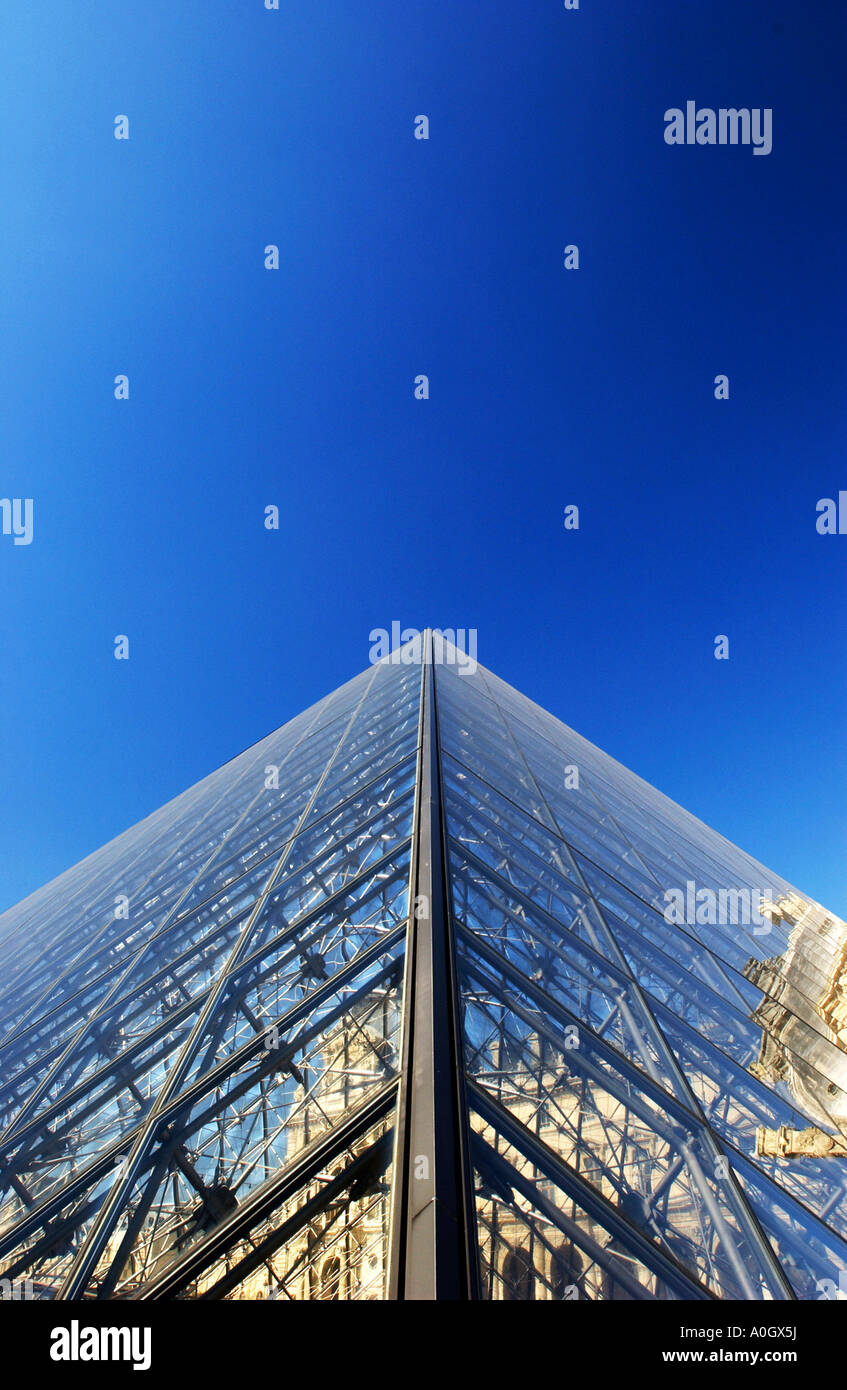 La Pyramide and the Musee du Louvre Paris Stock Photo - Alamy