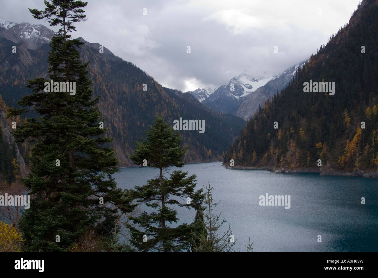 The breathtaking view of the Long Lake at Jiu Zhai Gou Valley, China ...