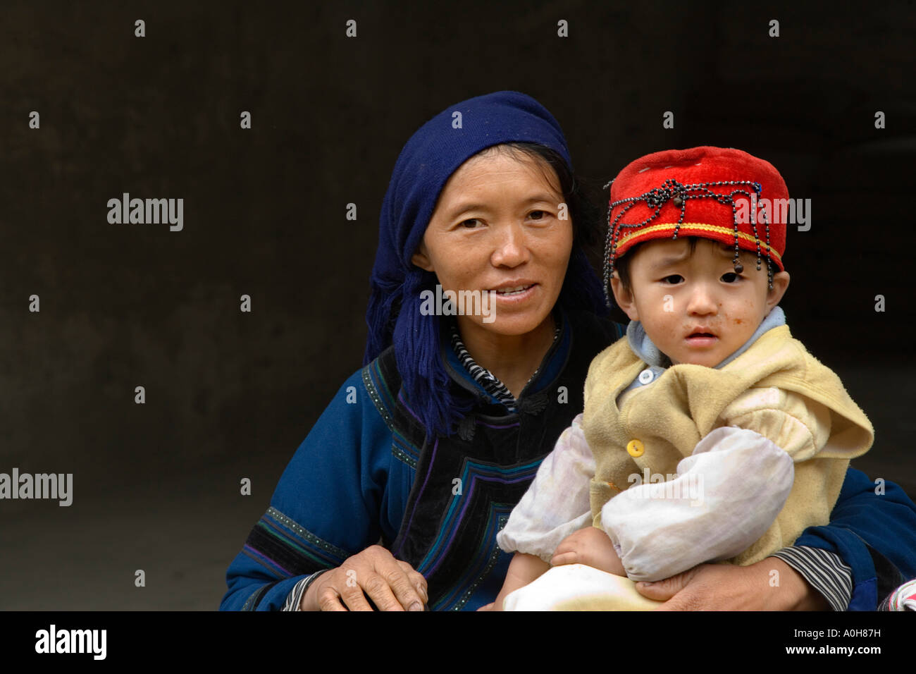 Hani minority mother and son, Xinjie village, Yuanyang, Yunnan, China Stock Photo - Alamy
