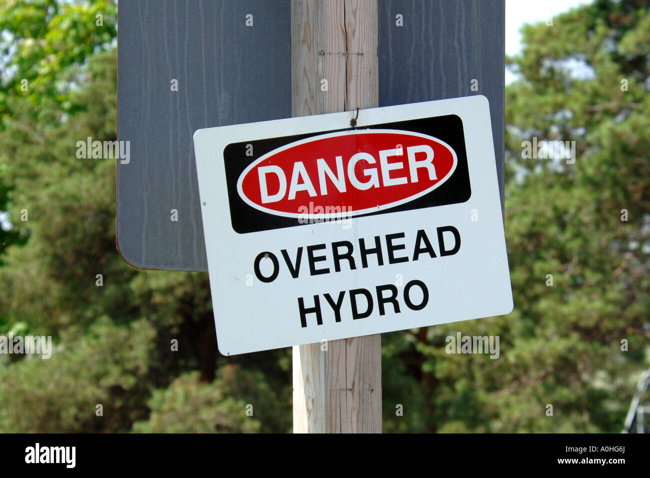 Danger Sign - overhead hydro electricity cables Stock Photo - Alamy