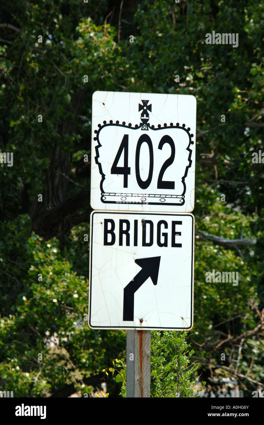 Canadian direction sign Right to the Bridge Stock Photo - Alamy