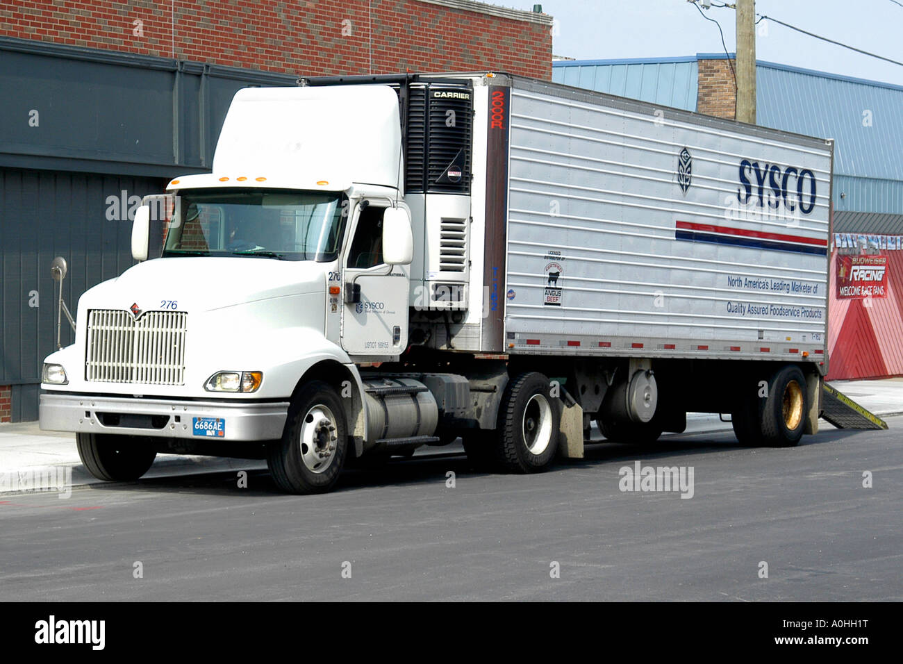 A 10 wheeler delivery Truck unloading Stock Photo - Alamy