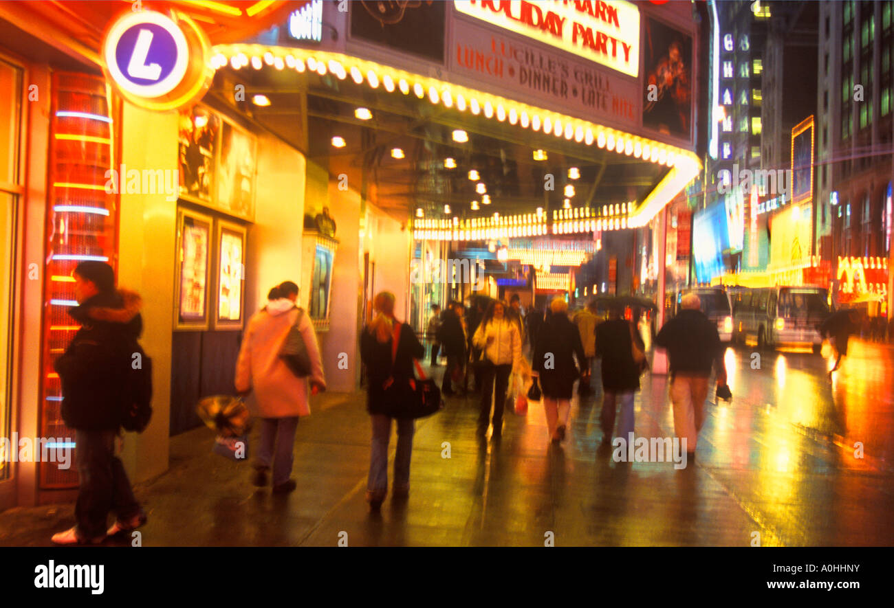 New york city crowd night hi-res stock photography and images - Alamy
