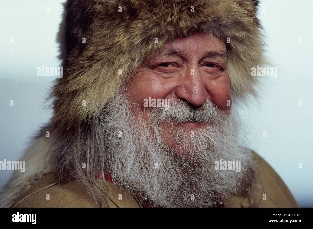 Inuit man smiling hi-res stock photography and images - Alamy