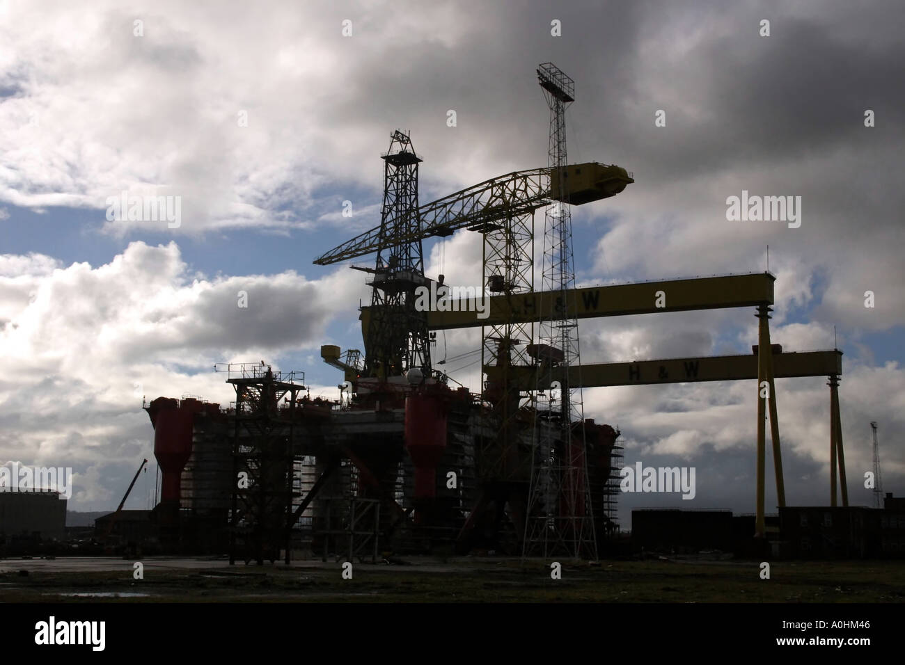 Belfast ship yard cranes and oil rig in silhouette Stock Photo - Alamy