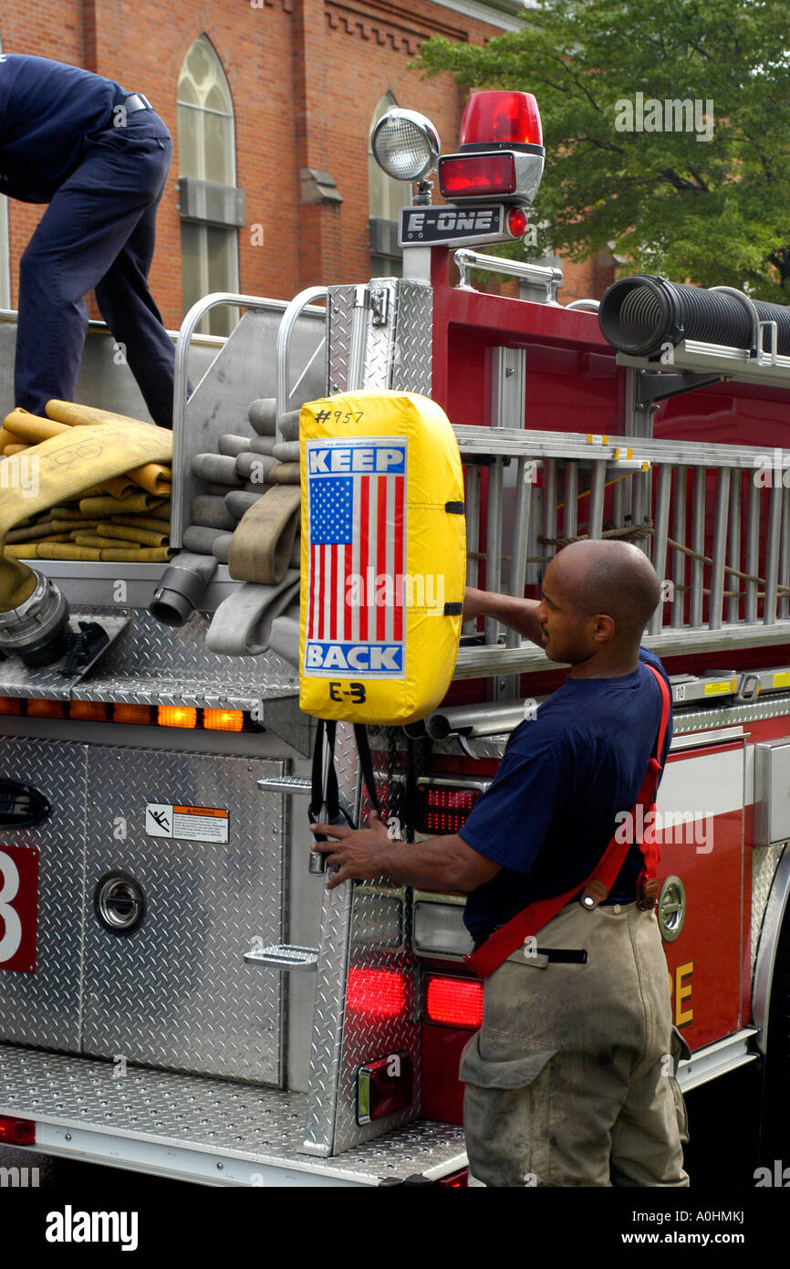 Rescue workers fire fighters scene hi-res stock photography and images ...