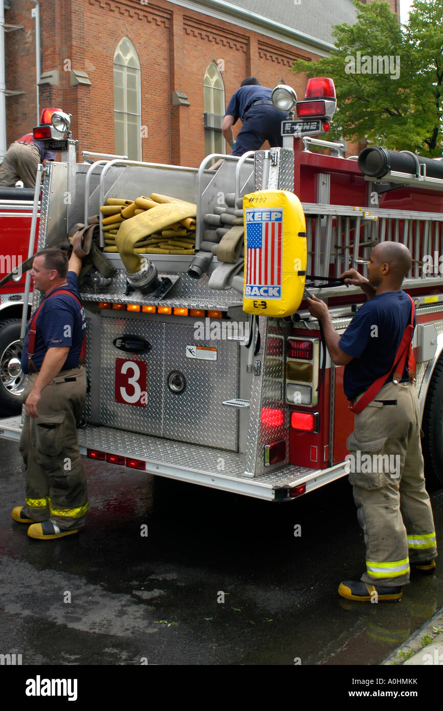 Rescue workers fire fighters scene hi-res stock photography and images ...
