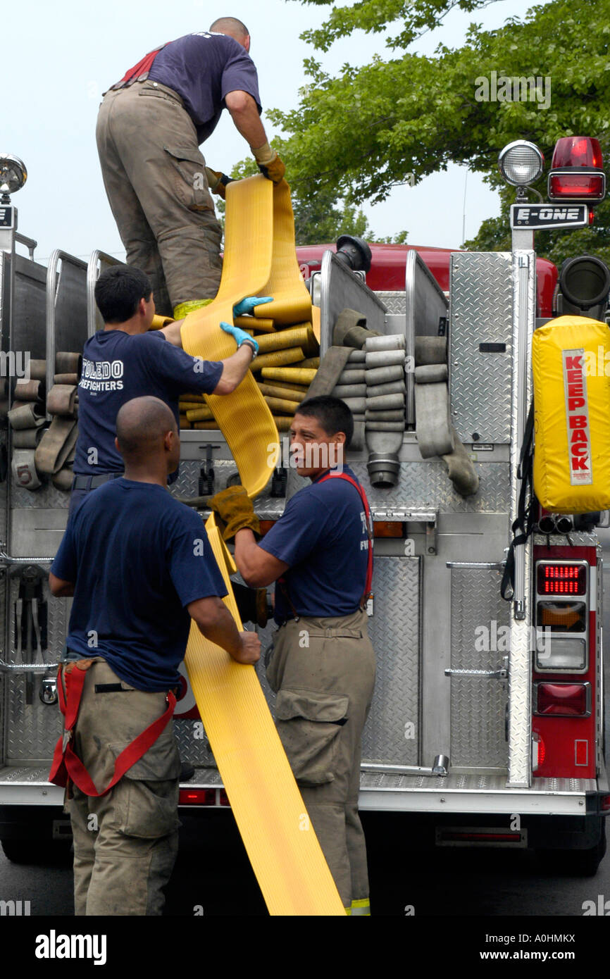 Rescue workers fire fighters scene hi-res stock photography and images ...