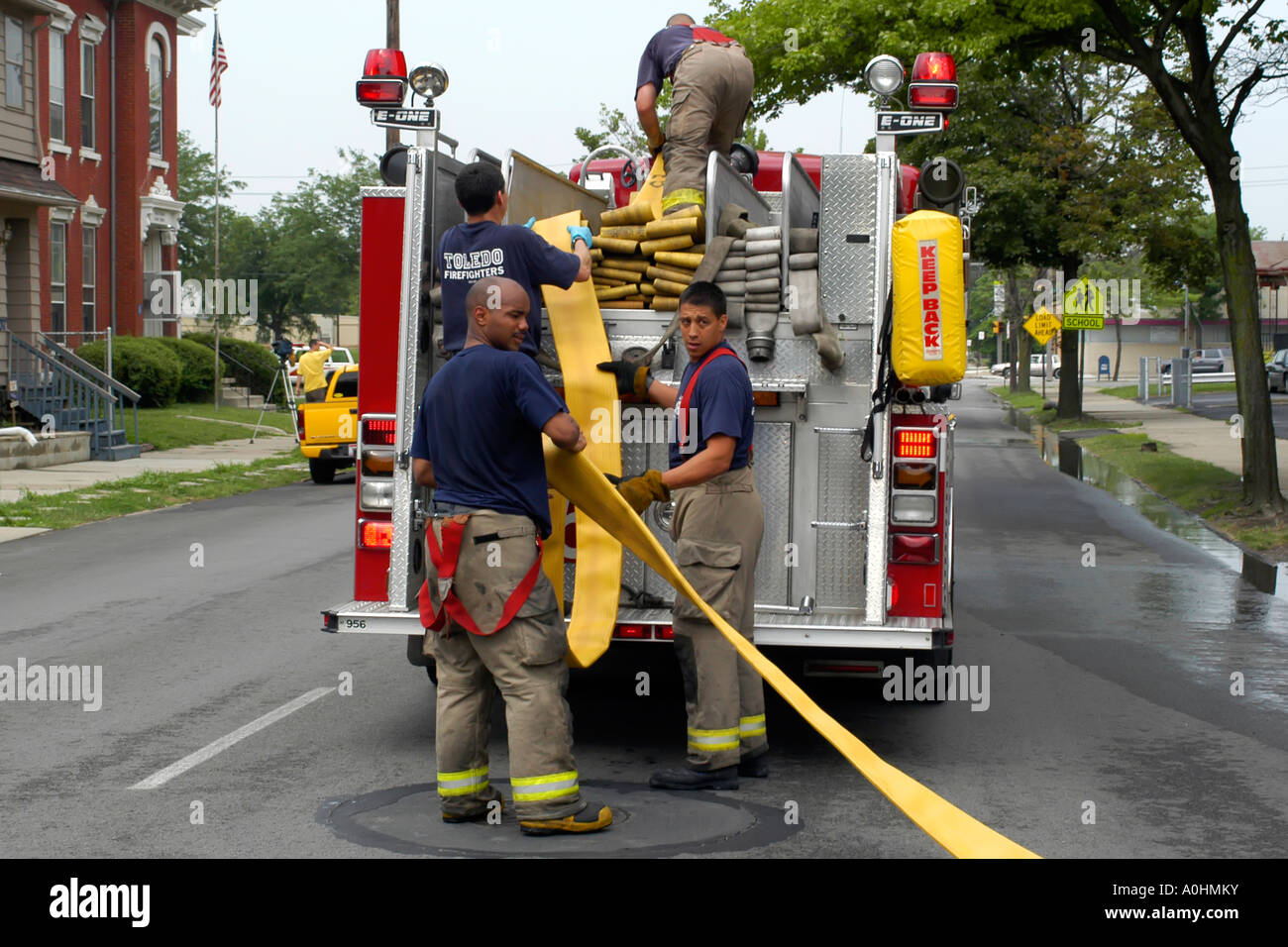 Rescue workers fire fighters scene hi-res stock photography and images ...