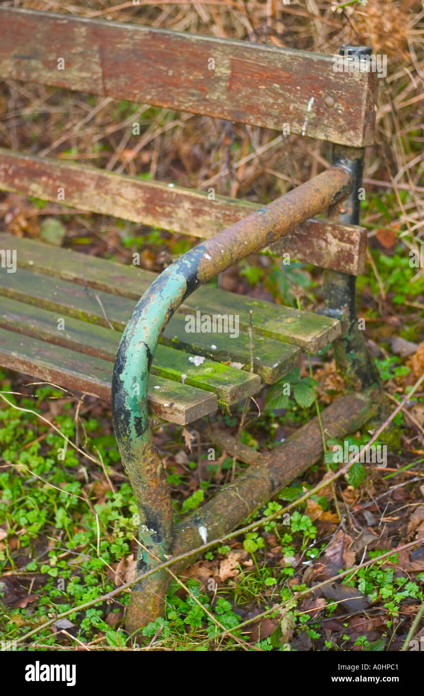 Rusted green park bench hi-res stock photography and images - Alamy