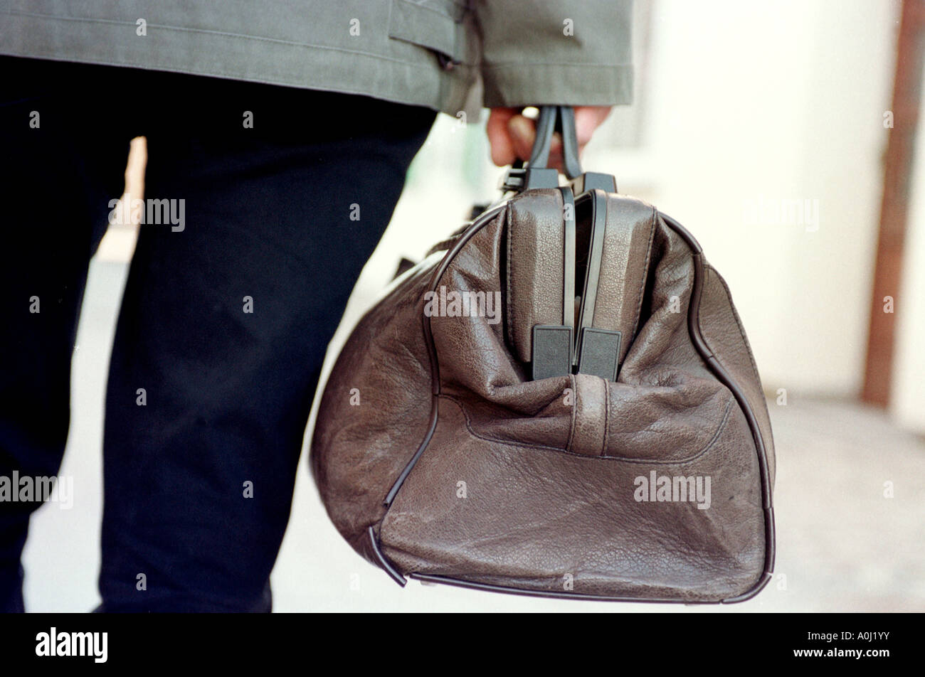 Person help carry their bags hi-res stock photography and images - Alamy