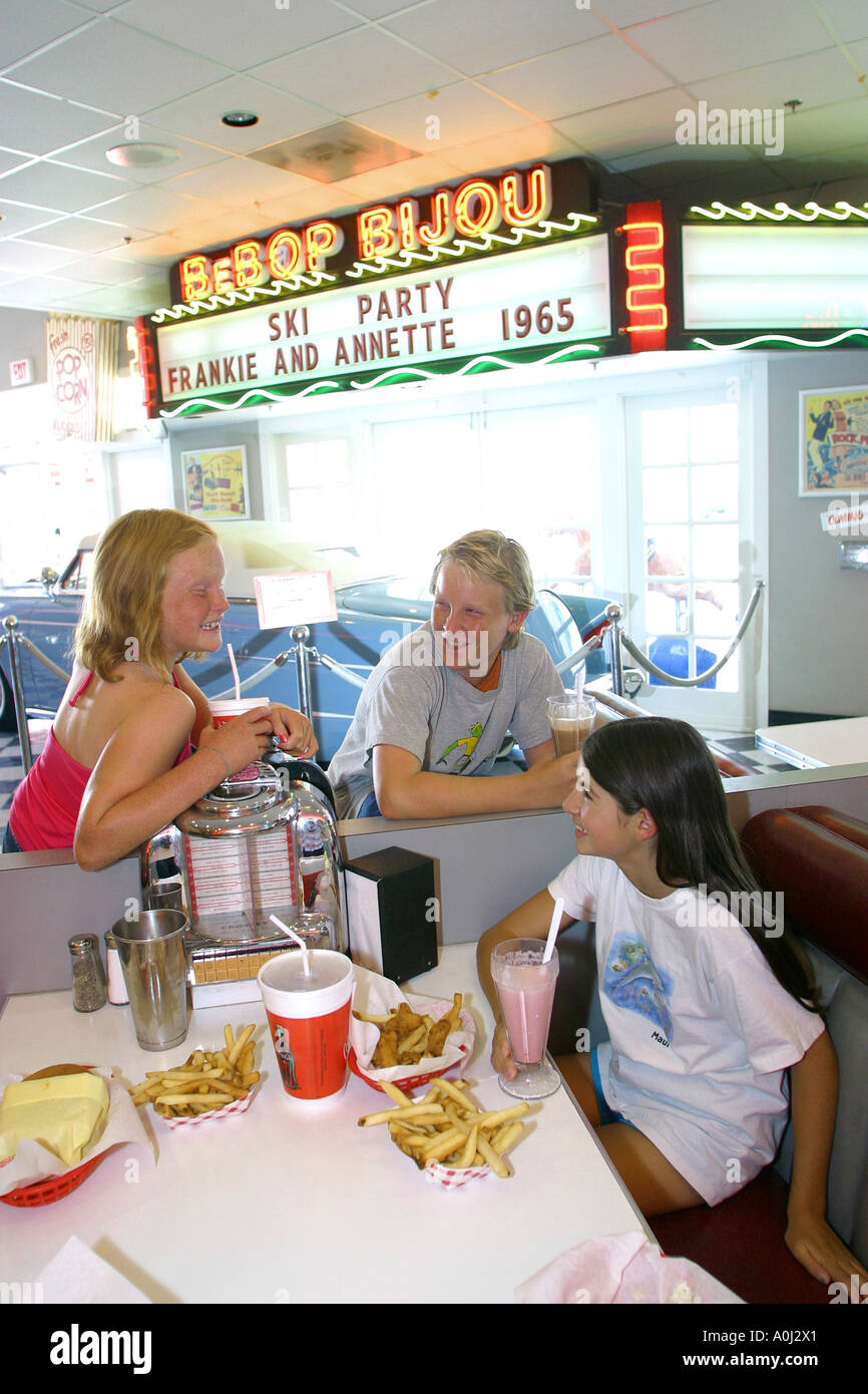 Teenage girls and teenage boys at a restaurant Stock Photo - Alamy