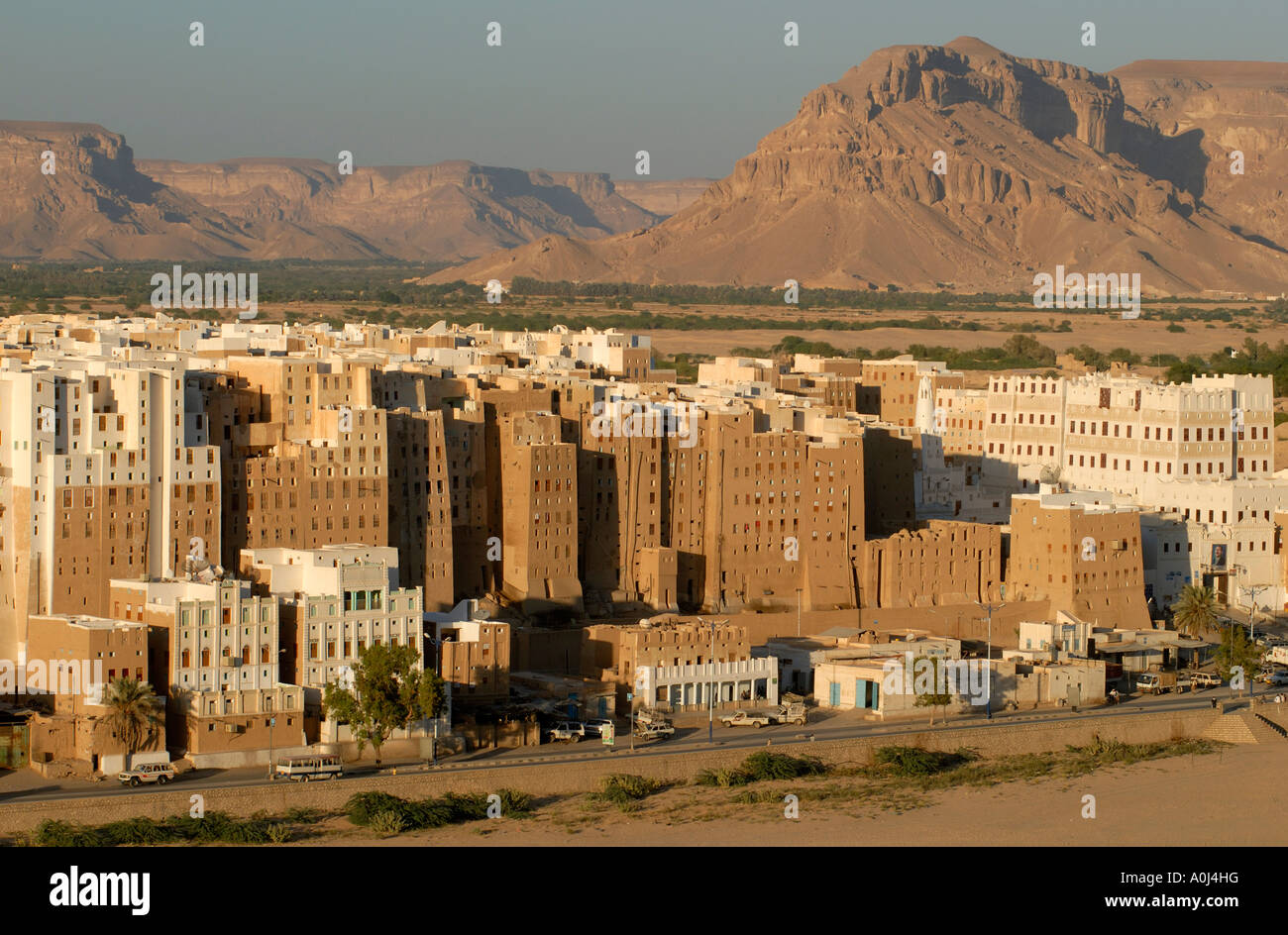 View over the old town of Shibam, Wadi Hadramaut, Yemen Stock Photo - Alamy