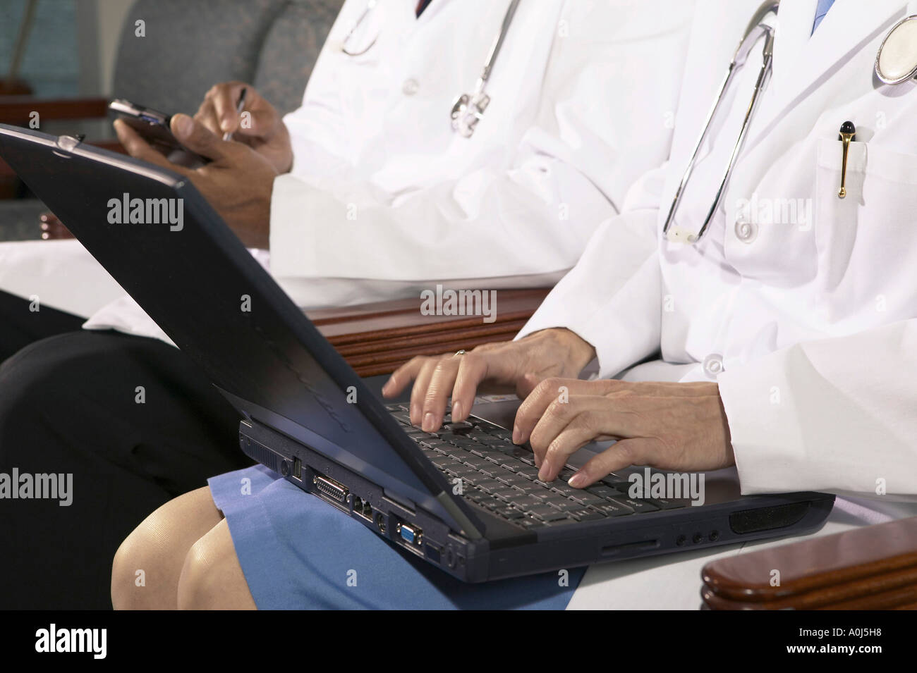Two doctors on phone hi-res stock photography and images - Alamy