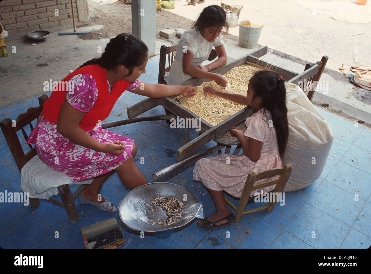 Zapotec indigenous women hi-res stock photography and images - Alamy